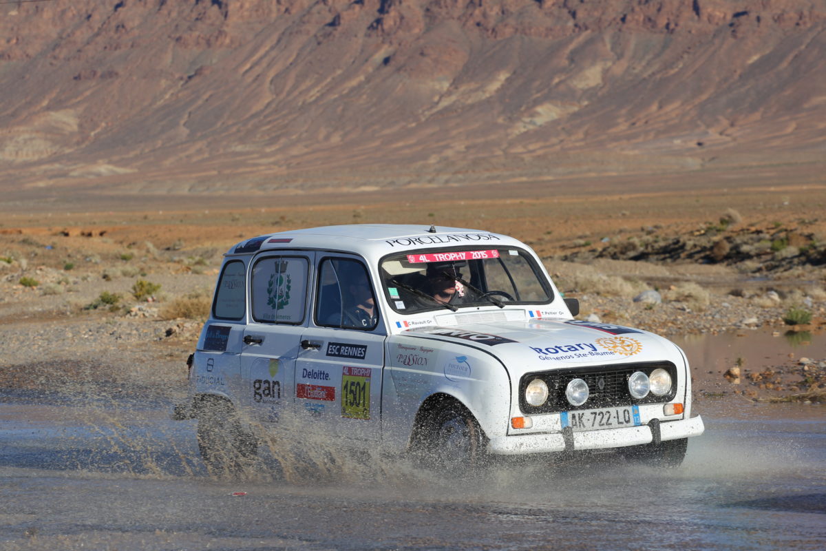 Location de 4L pour rallyes-raids - Sortie de Grange