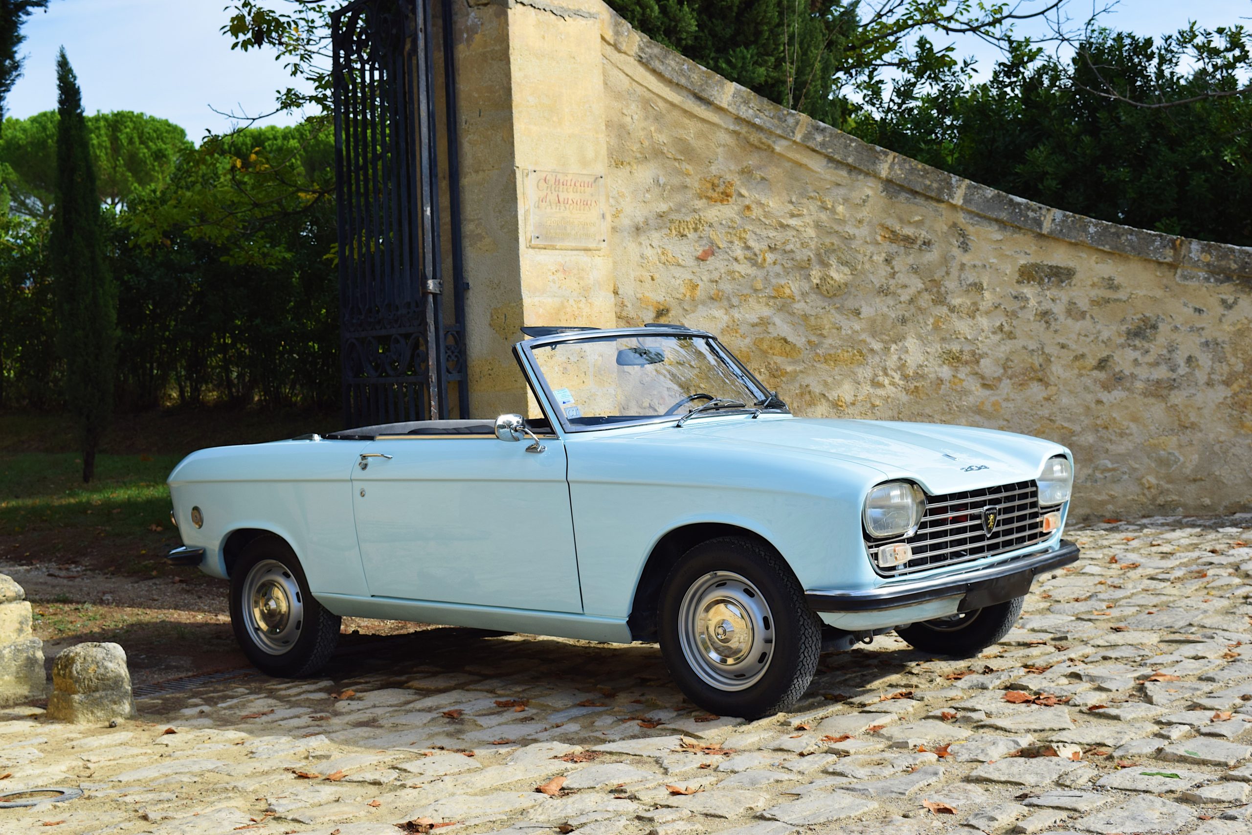 Location Peugeot 204 Cabriolet en Provence - Sortie de Grange