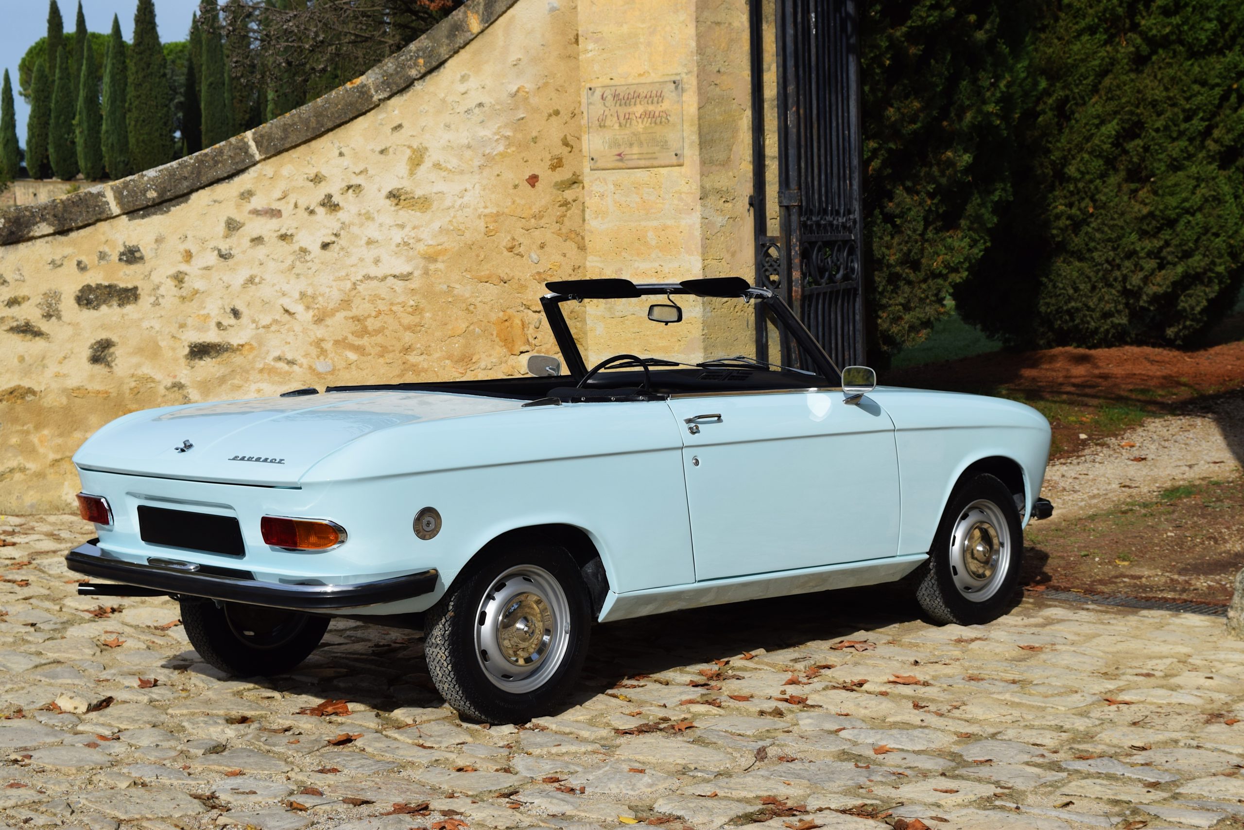 Location Peugeot 204 Cabriolet en Provence - Sortie de Grange