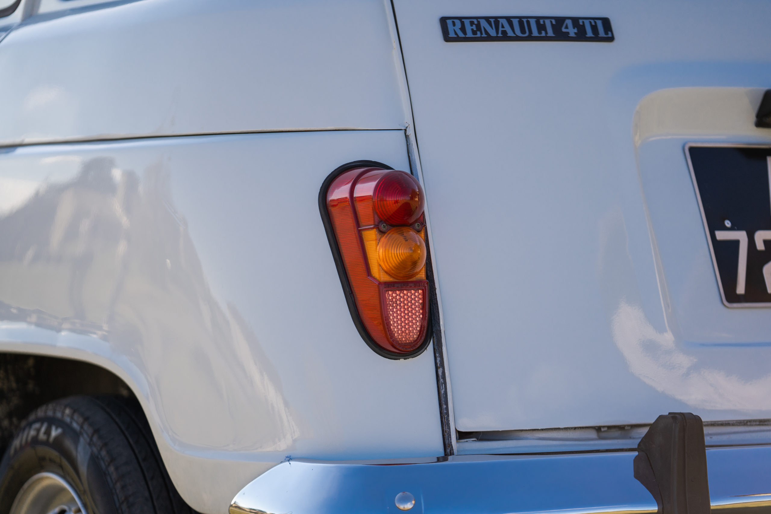 Location Renault 4L en Provence - Sortie de Grange